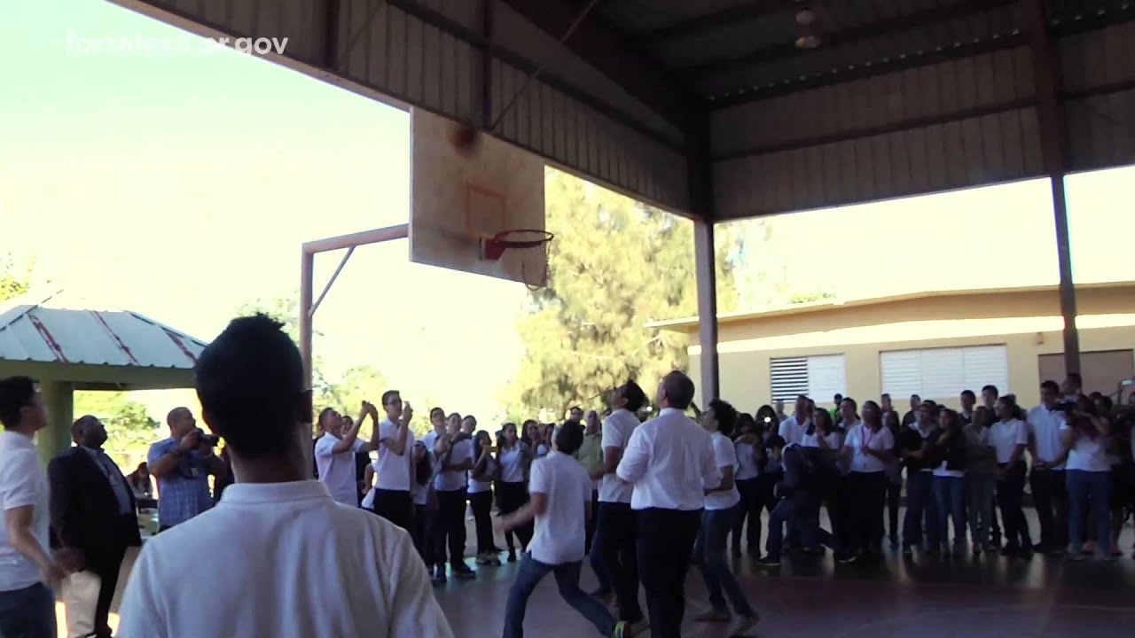 Gobernador Visita Escuela CROEM en Mayaguez - YouTube