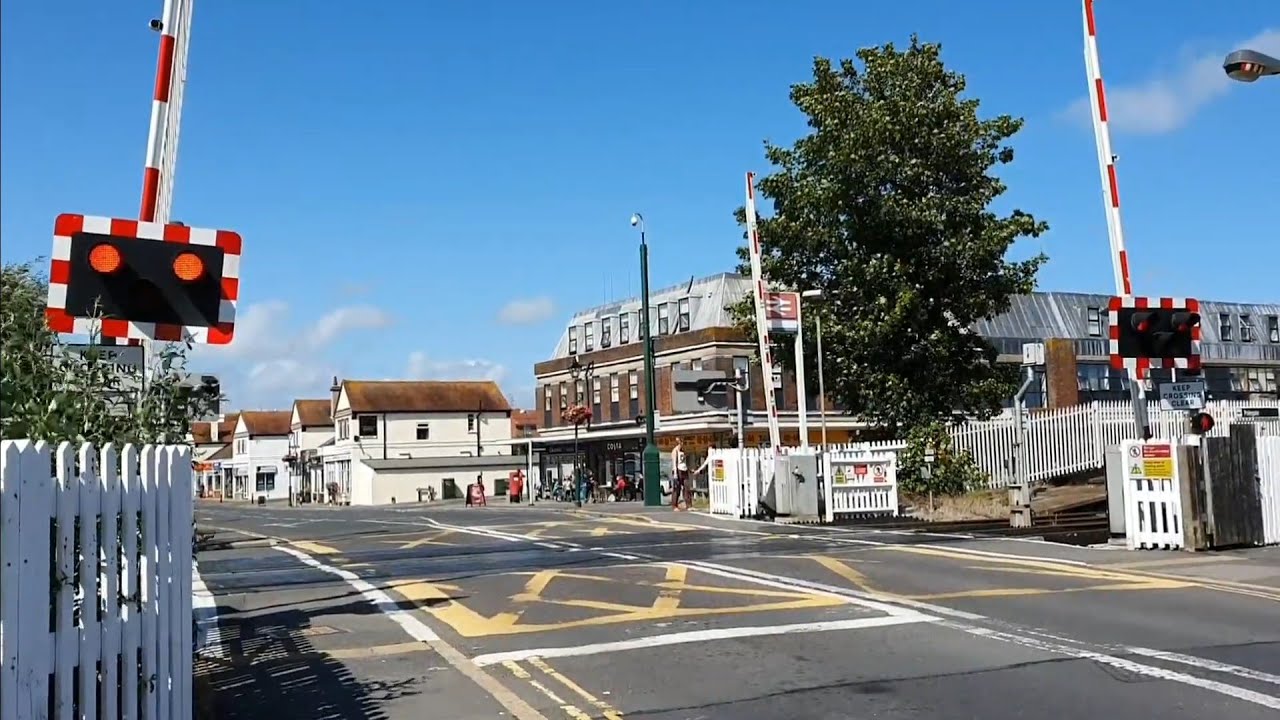 Polegate Level Crossing, East Sussex - YouTube