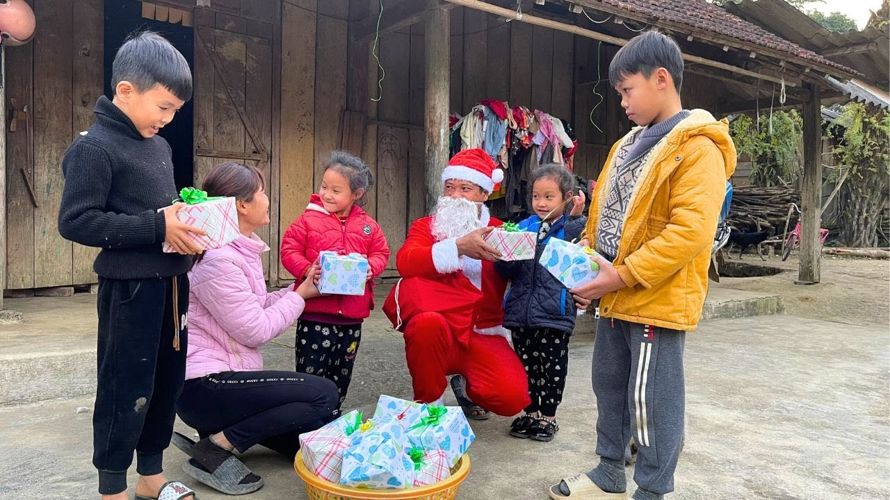 Merry Christmas : Lieu transformed into Santa Claus and gave gifts to ...