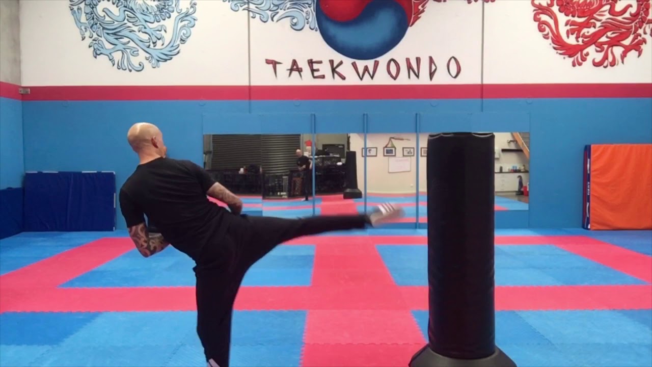 Taekwondo Sparring When To Use Spinning Kicks Youtube