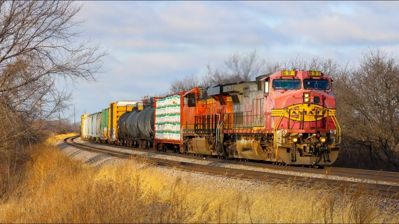 ATSF Warbonnet 691 leads H-LINGAL through Agency. - YouTube