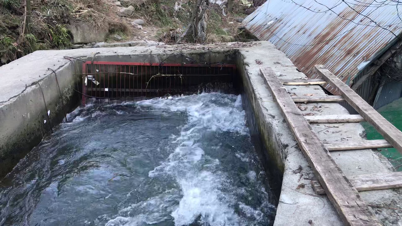 An easy way to generate hydropower in the north of Pakistan - YouTube