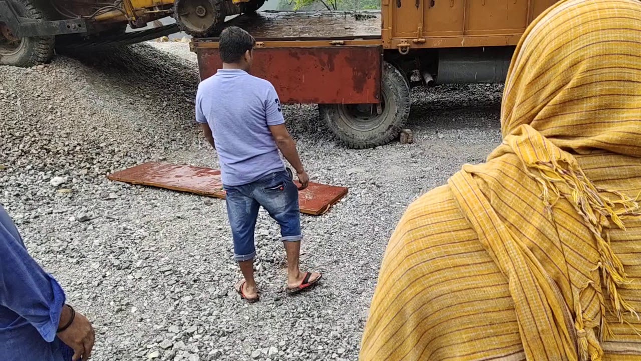 jcb unloading paver machine - YouTube