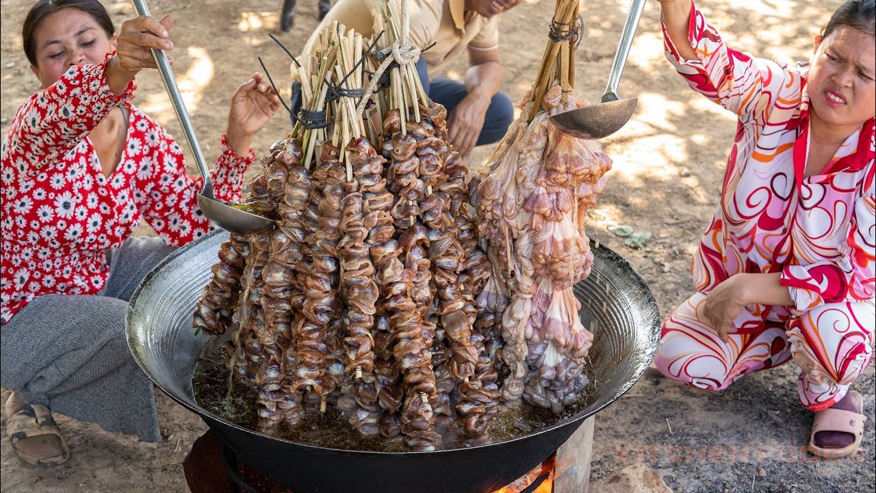 Cooking A Huge Bunch of Chicken Gizzards Skewer & Pig Intestine ...