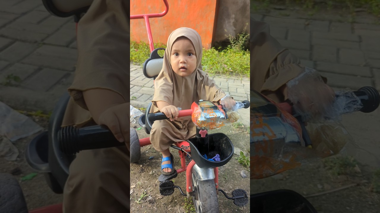 Aira naik sepeda didorong pake kaki🤣🤣 #funny #trendingshorts - YouTube