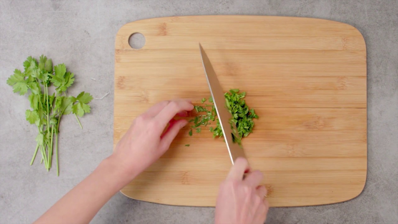 Comment ciseler de la coriandre ? - YouTube
