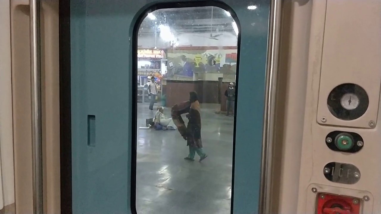 Train 18 Automatic Door Closing & Departing Kanpur Central : 22435 BSB ...