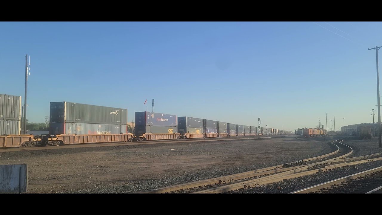 Union Pacific 6668 leads an intermodal with NS 4354 and UP 1064 in Roseville, CA - YouTube