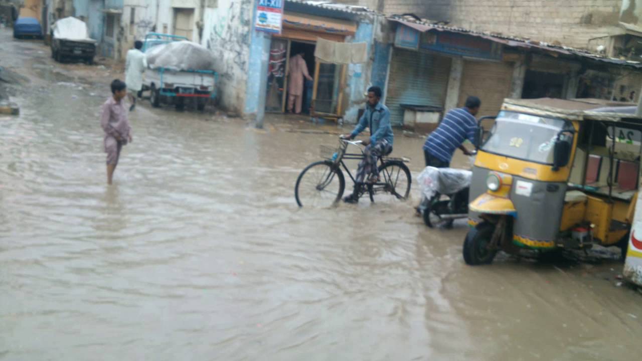 Rain In Karachi (Azam Town Mehmoodabad) - YouTube