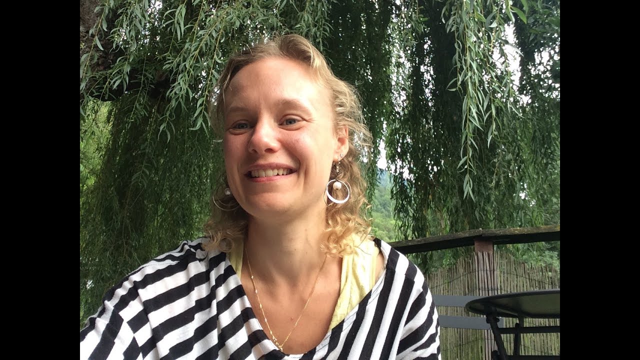 Présentation Claire Senelonge Naturopathe - YouTube