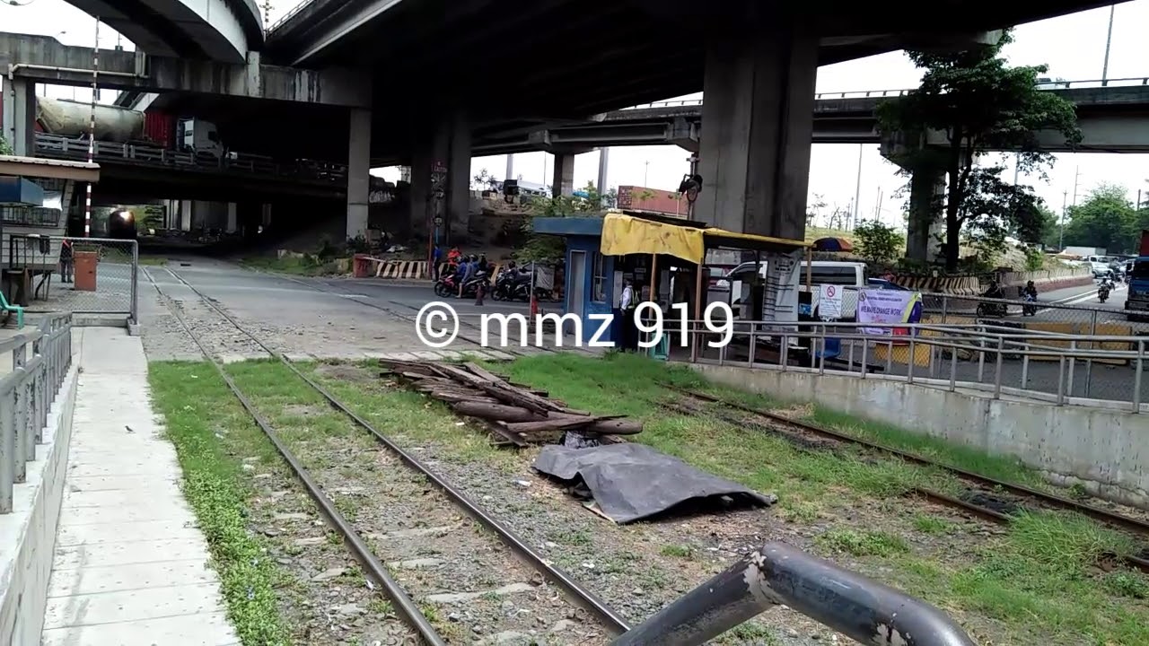 PNR DEL 916 & EMU 08 arriving Nichols Station - YouTube