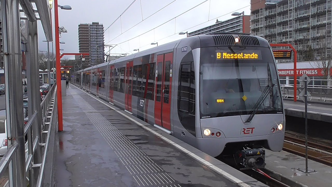 RET Metro 2*Type HSG3 (5702+5701) vertrekt op station Hesseplaats ...