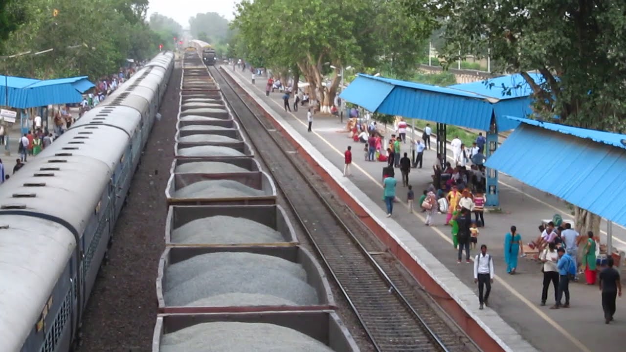 A busy scene at Palam Railway Station - YouTube