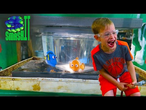 Smash Dory & Nemo Toys Swimming in Water Disney Finding Dory Toy Crushing things SmashIT Family Fun