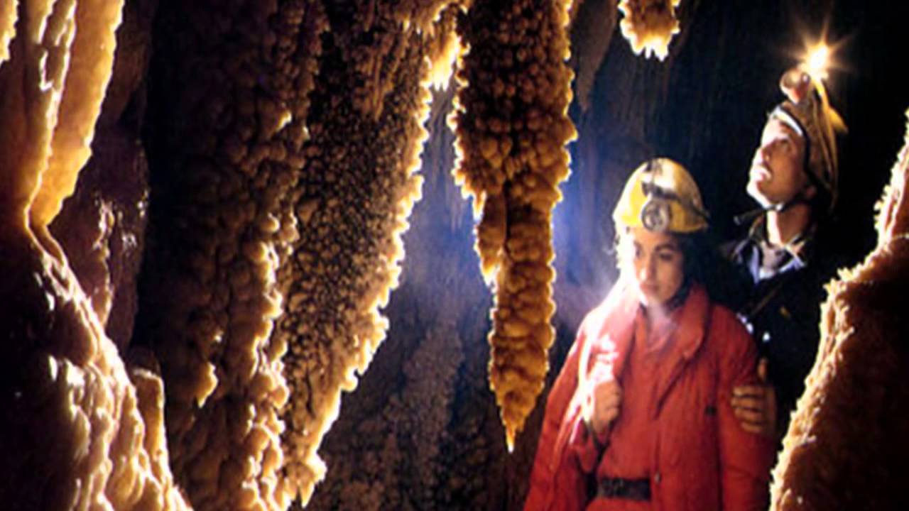 Peştera Piatra Altarului Munţii Apuseni - YouTube