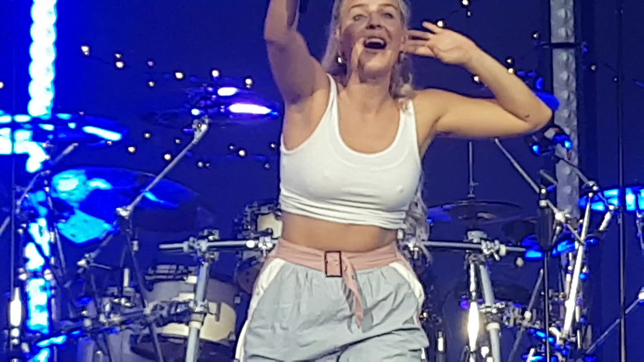 Anne-Marie - 2002 @Ernst Happel Stadion Wien 07. 08. 2018 - YouTube