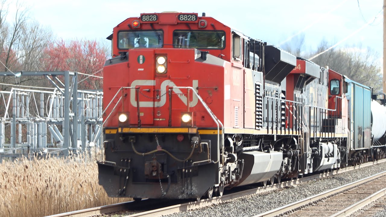 CSX B706 passes Clark with CN 8828 in the lead! 4/12/24 - YouTube