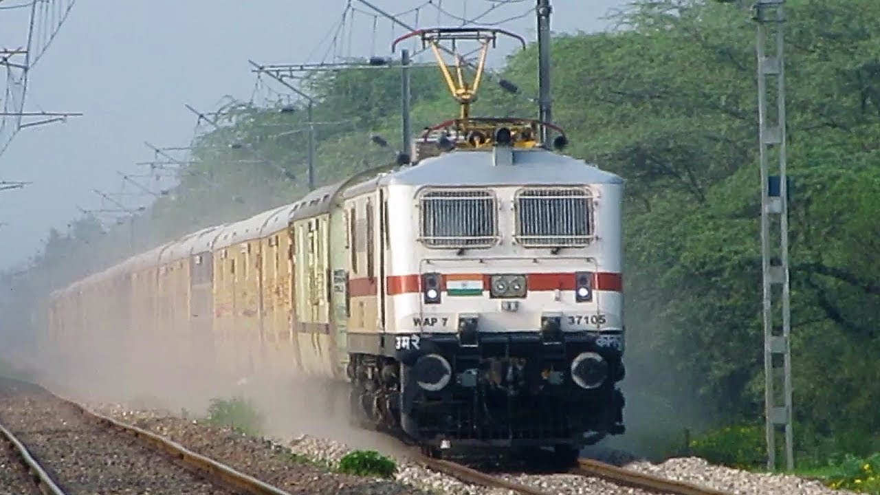 ऊंचाहार एक्सप्रैस धूल उड़ाती निकली / High Speed Unchahar Express Train ...