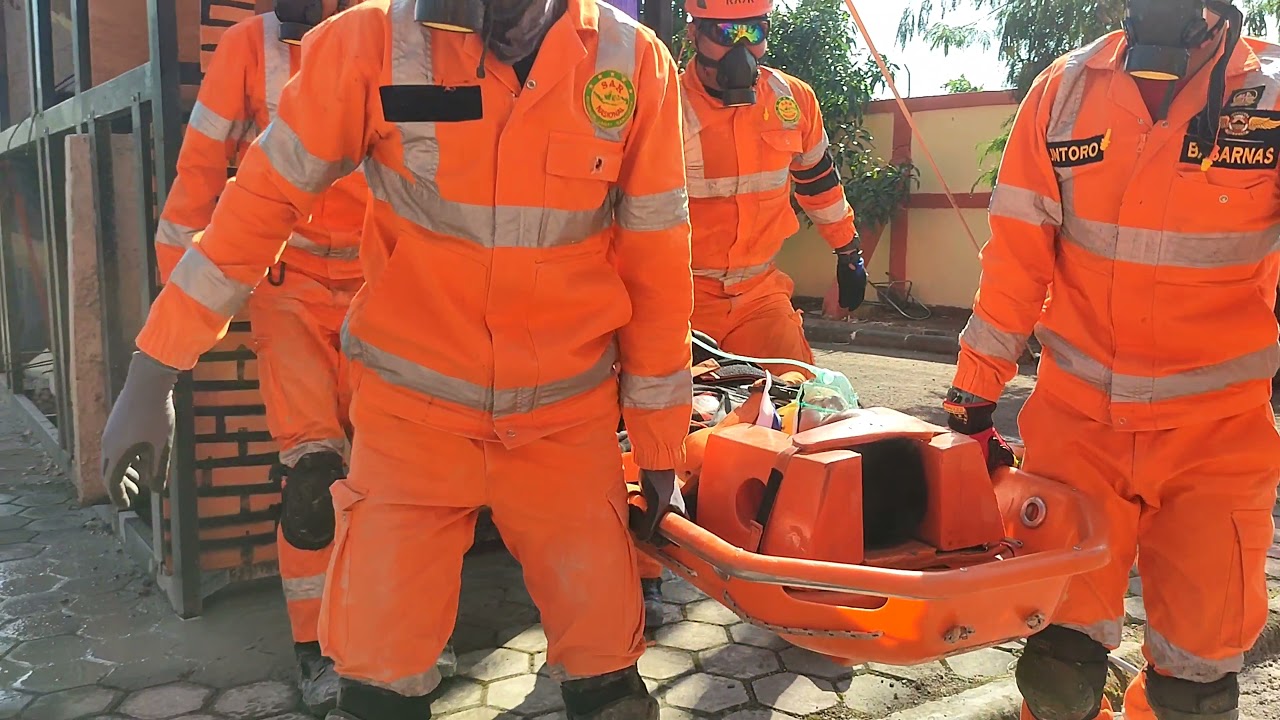 Rescuer Kantor SAR Bandung Asah Kemampuan CSSR (Collapse Structure ...