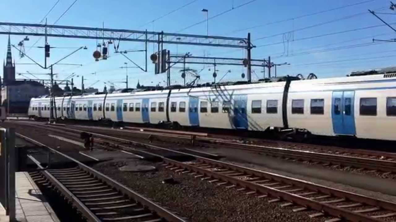SL X60 Pendeltåg ankommer Stockholm C - YouTube