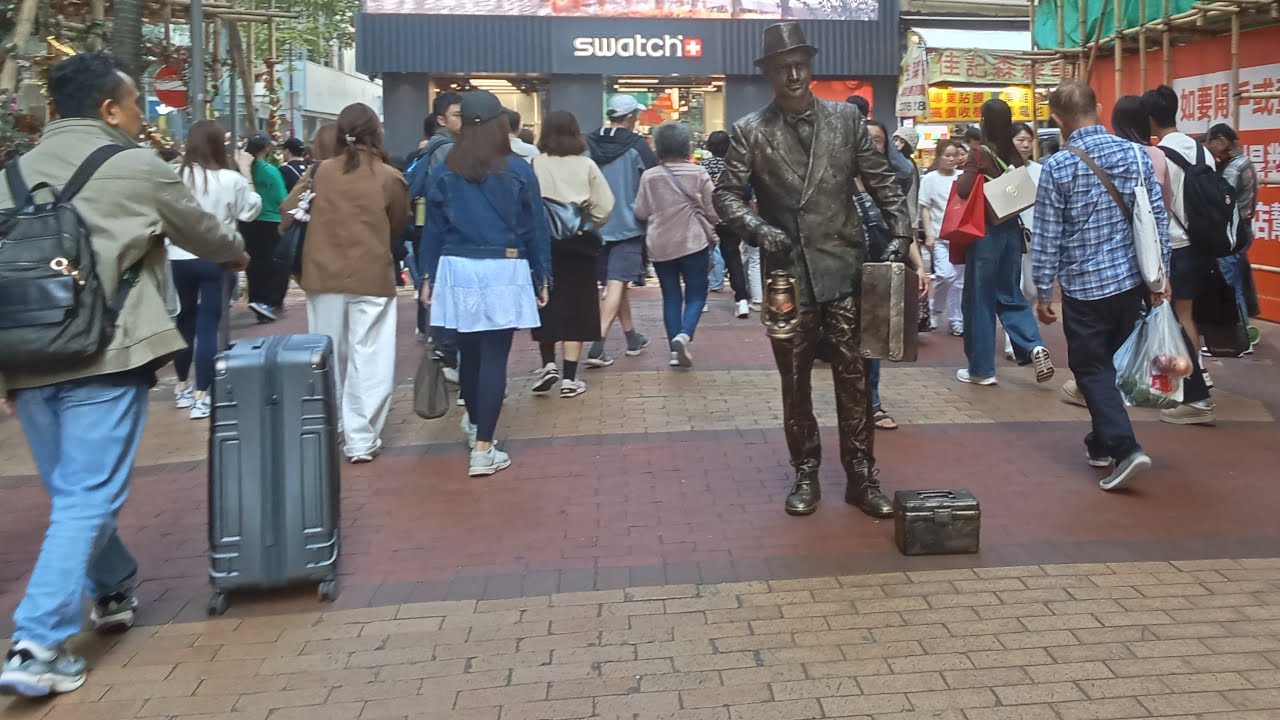 UBEY_GIRL is live! THE MOVING STATUE MAN ON THE STREET. #statue #live # ...