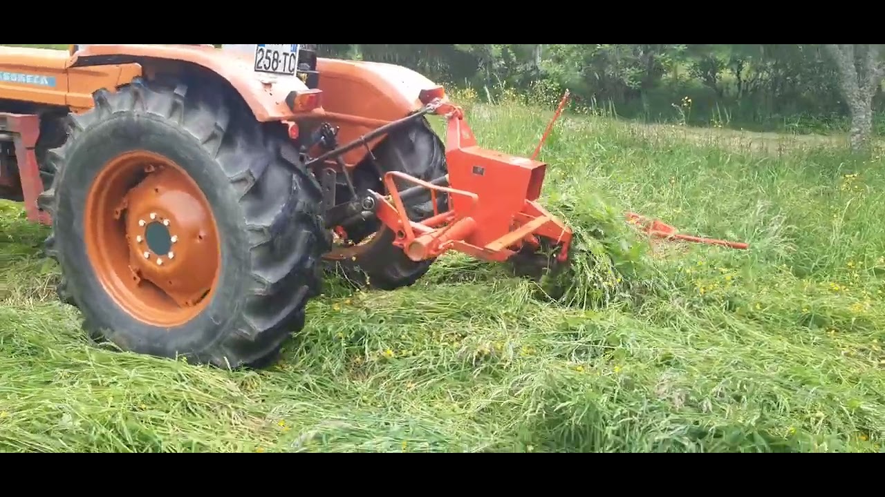 SOMECA 550 AVEC FAUCHEUSE KUHN FA 367 - YouTube