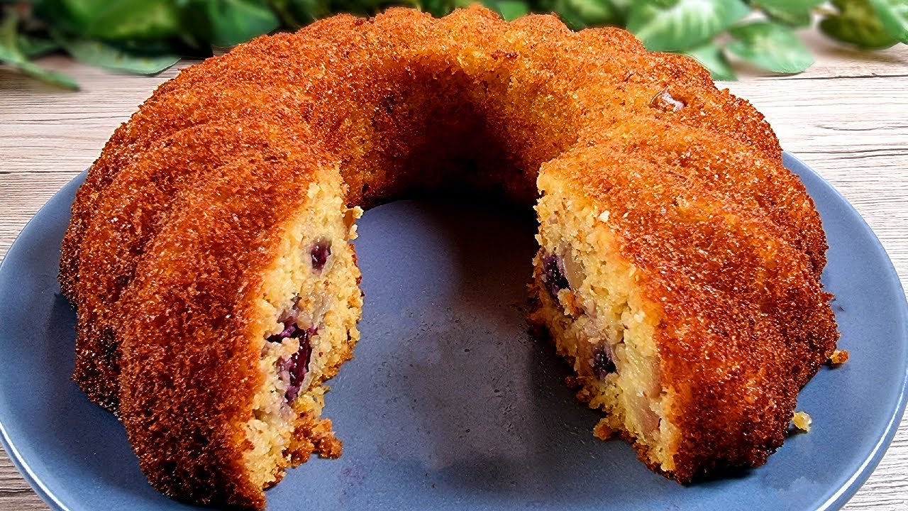 The best diet cake with oats, apple and blueberries! You will want to ...