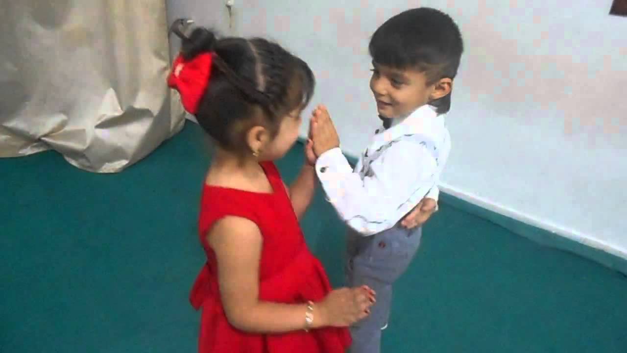 balaca oglanla balaca qizin reqsi super - YouTube