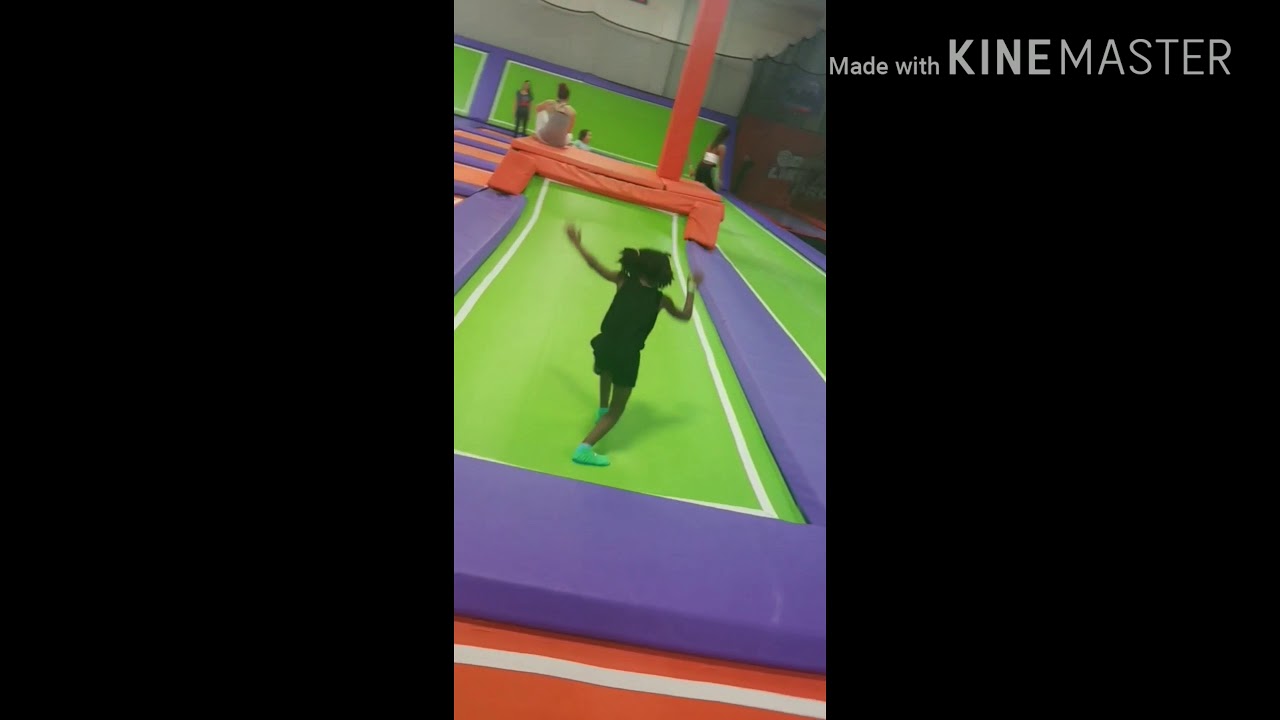 Mega jump trampoline park - YouTube