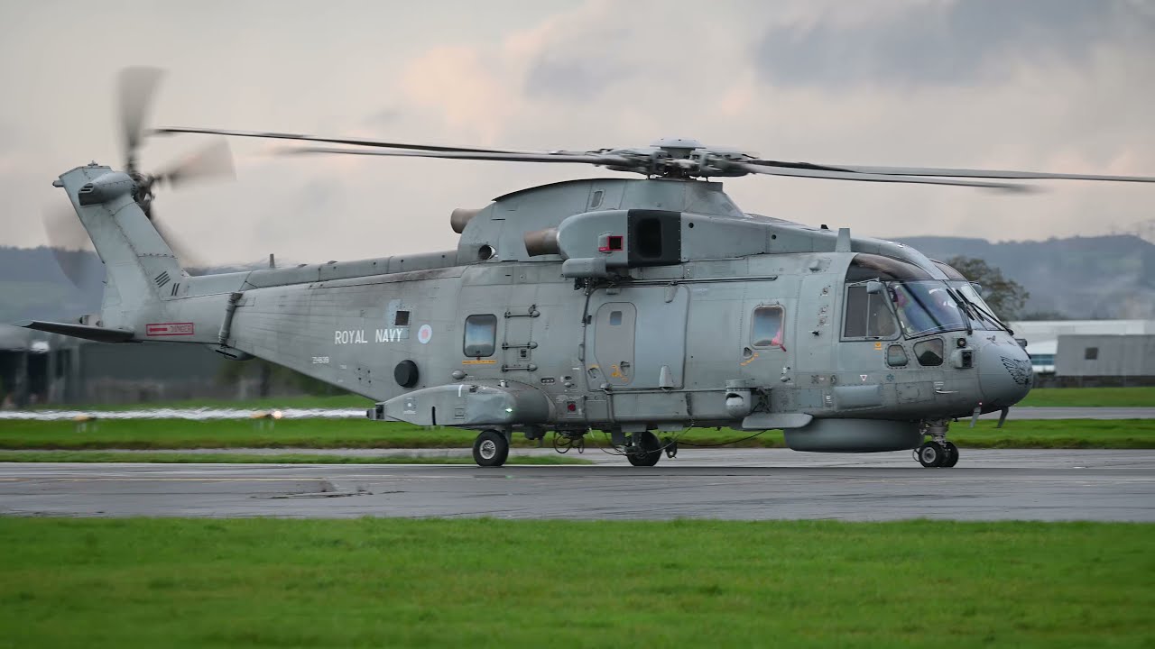 Royal Navy Merlin "Tiger 67" at Glasgow Airport - YouTube
