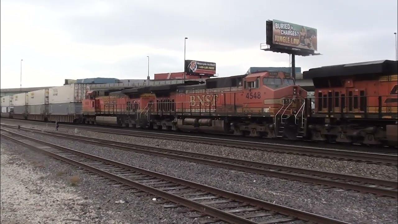 BNSF #8075 Leads EB Stacktrain with GECX Dash 9. Kansas City, MO 11/12/22 - YouTube