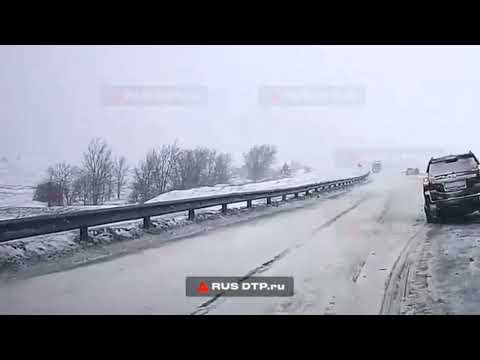 Lada crash into Toyota Land Cruiser in Russia - YouTube