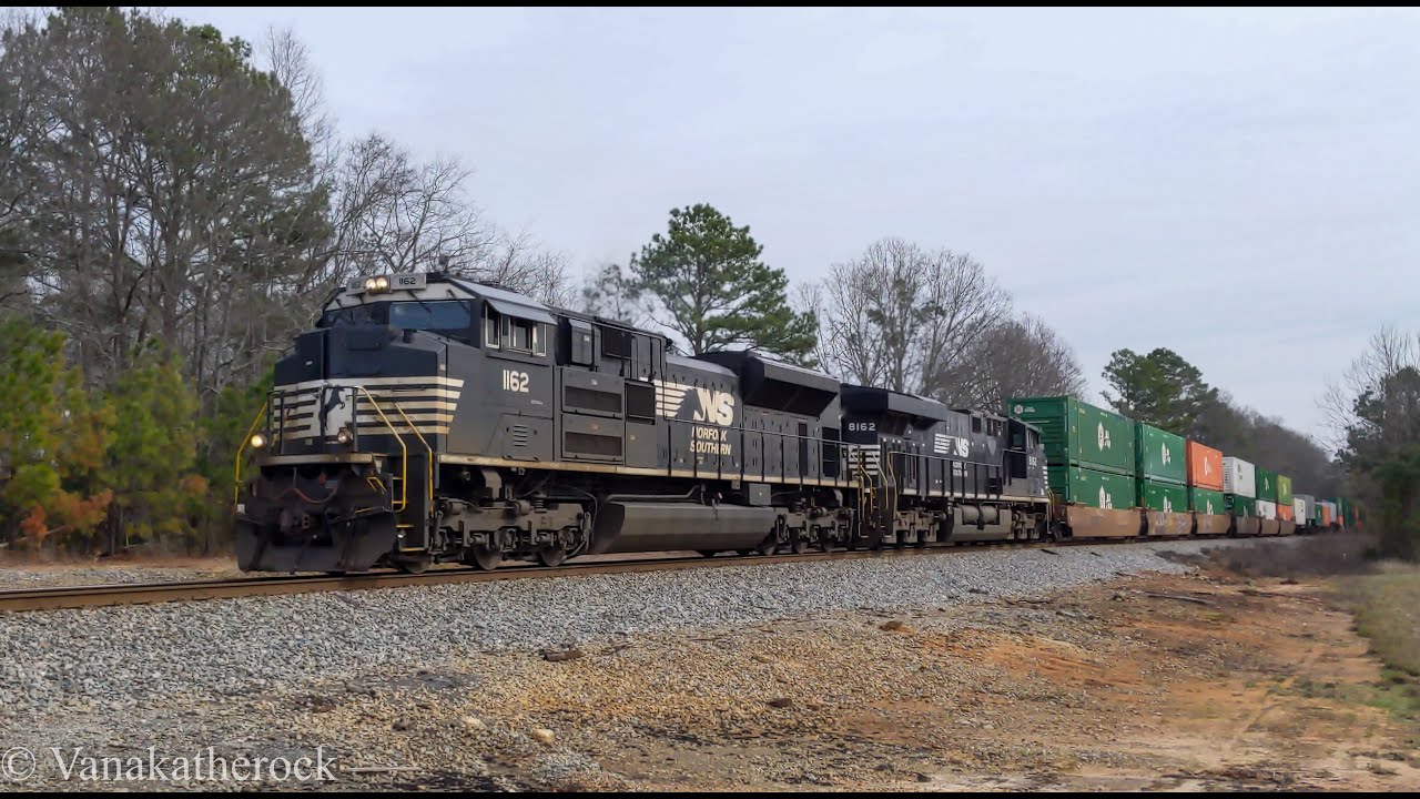 NS 230 Northbound with a nice K5LLA - YouTube