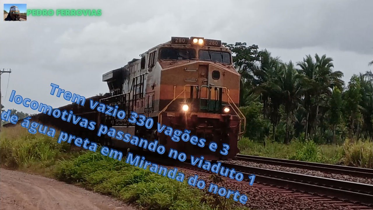 Trem cargueiro vazio passando com 330 vagões e 3 locomotivas com a ...