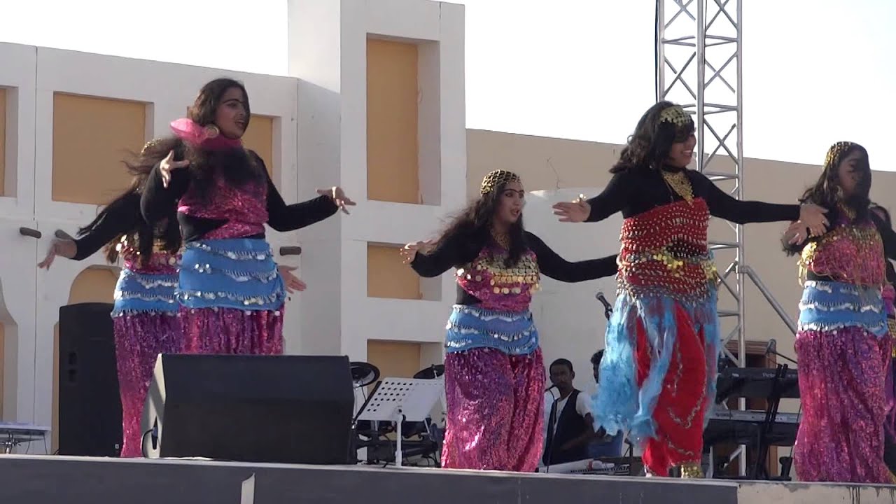 ARAbic dance :D qatar national day - YouTube