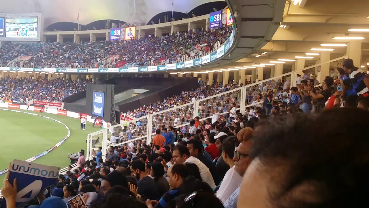 #INDIAVSPAKISTAN# BEST CROWD MOMENTS @ DUBAI CRICKET STADIUM - YouTube