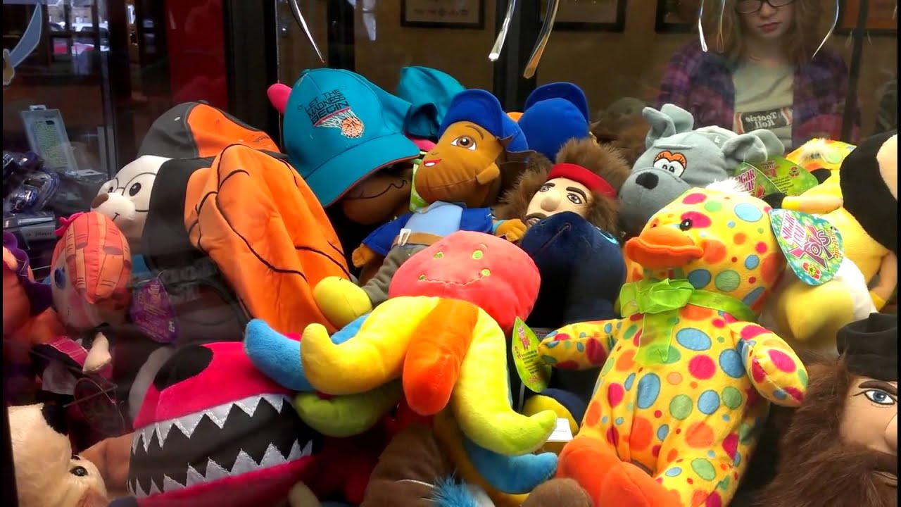 Claw Machine Crane Games #141 - Clawing with the Kid! 20 WINS! Looney ...