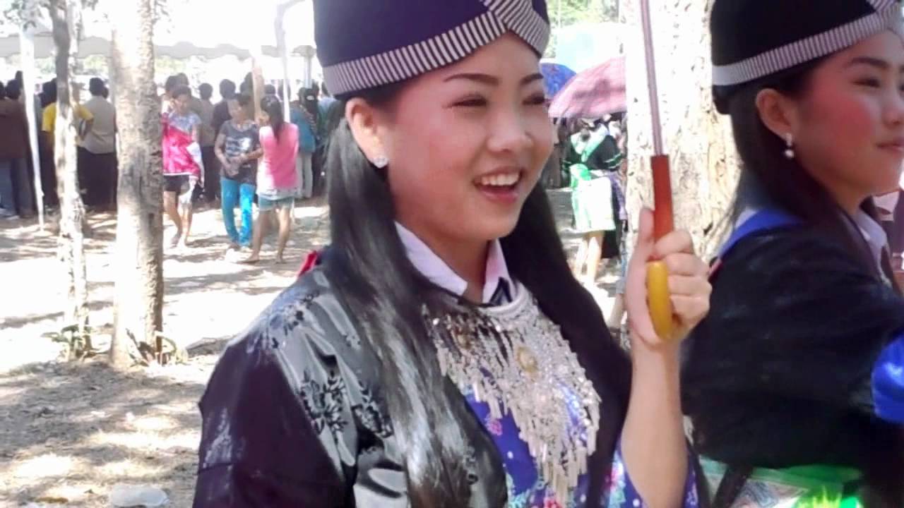 TWO PRETTY HMONG SISTERS AT THE LAV 52 NEW YEAR 2013 - MAIV XYOOJ - YI ...
