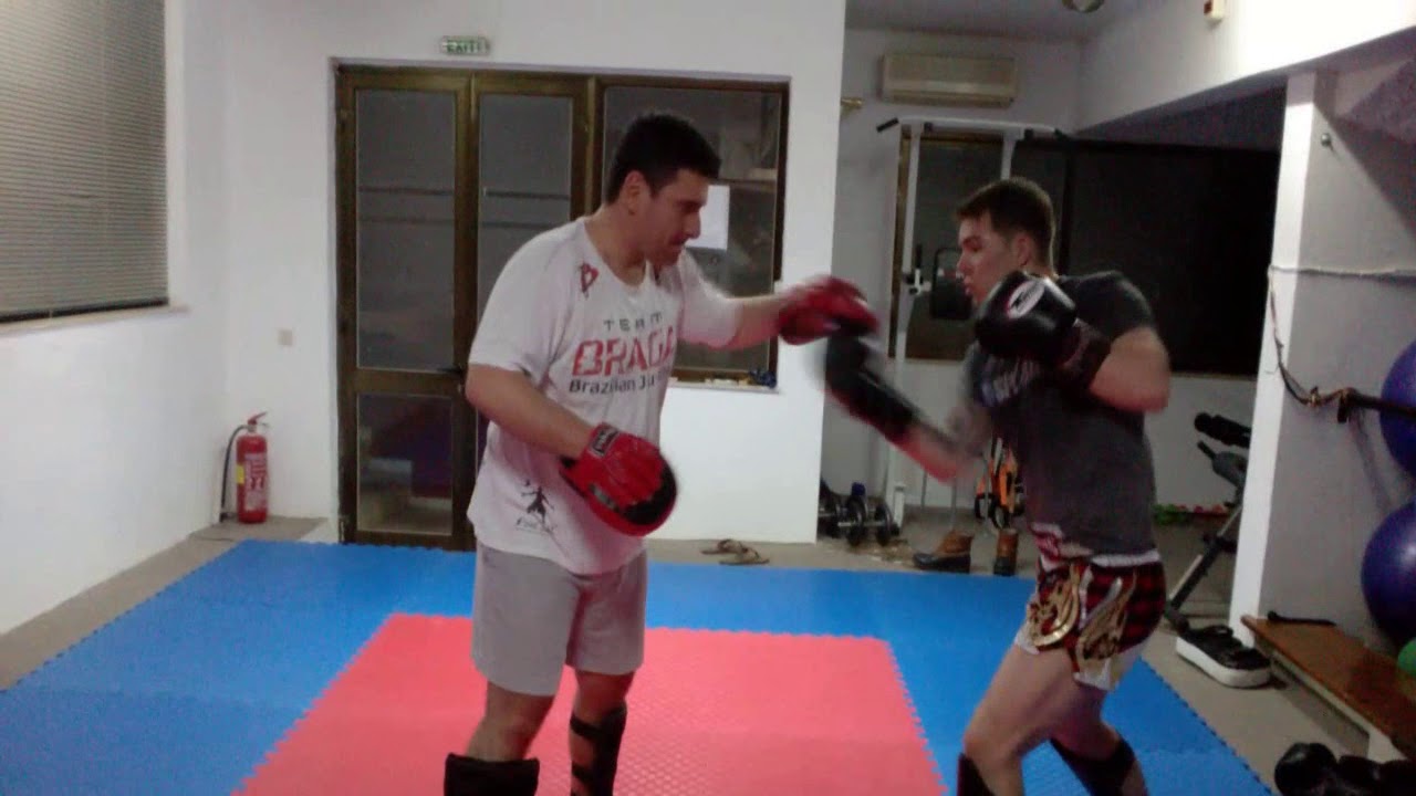 The Dos Santos boxing drill with movement - YouTube