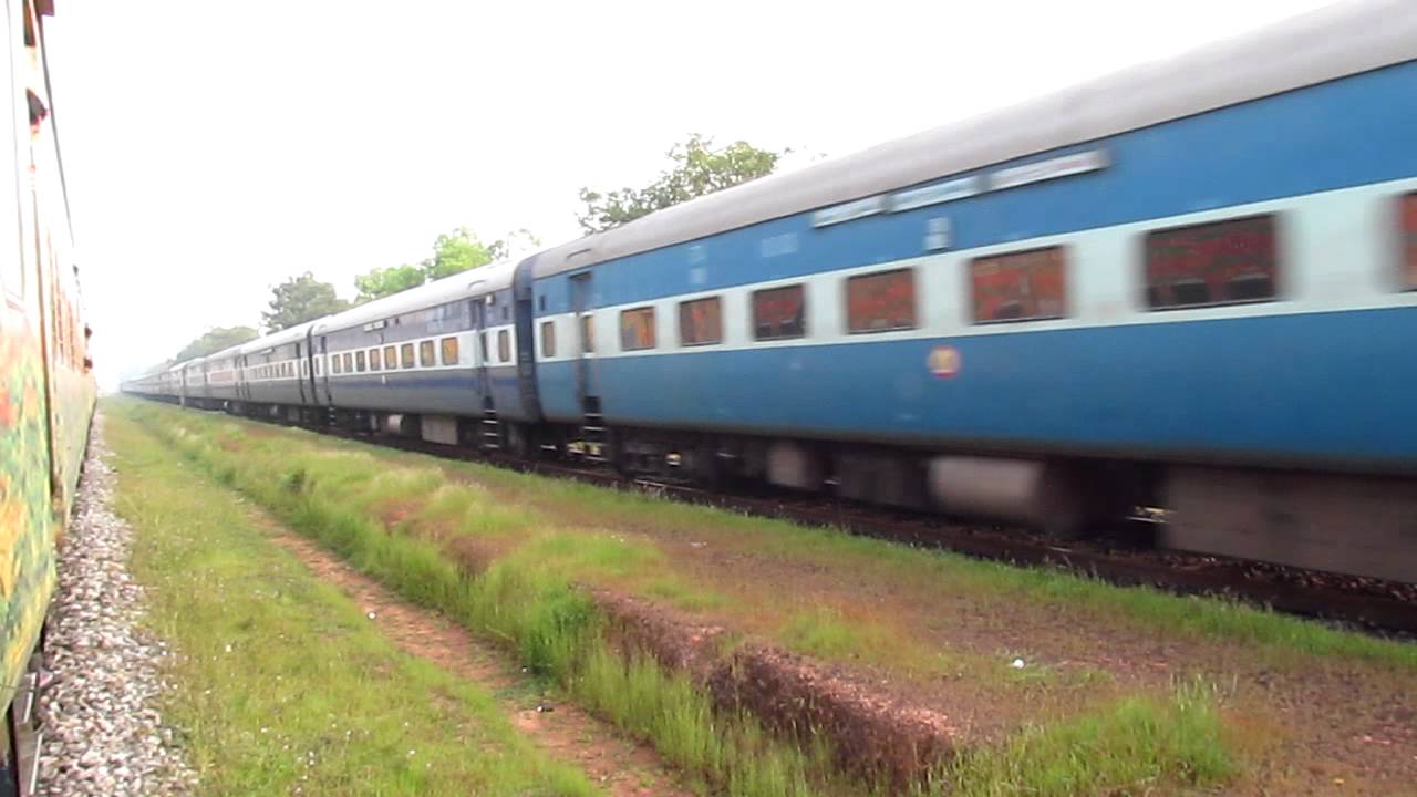 Marusagar Express crossing ERS Duronto !! - YouTube
