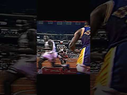 Michael Jordan’s iconic mid-air switch layup 🤯 #shorts