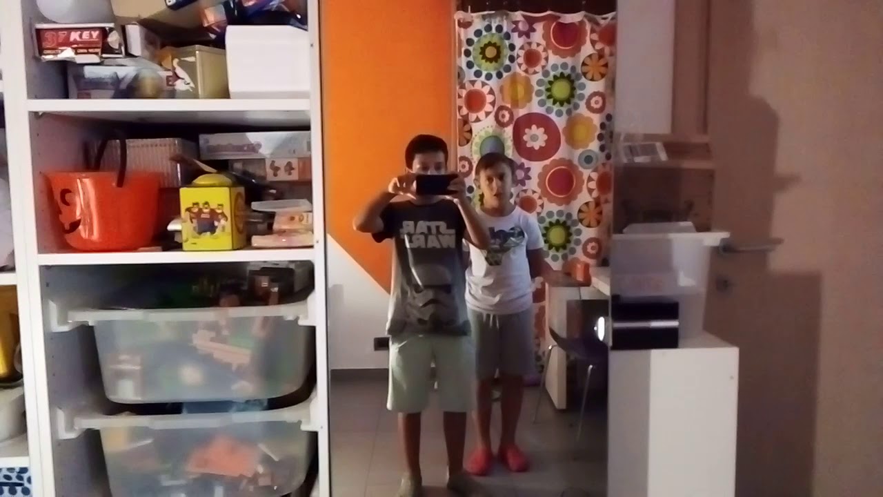 Occidentali scarma parodia occidentali freddy's - YouTube