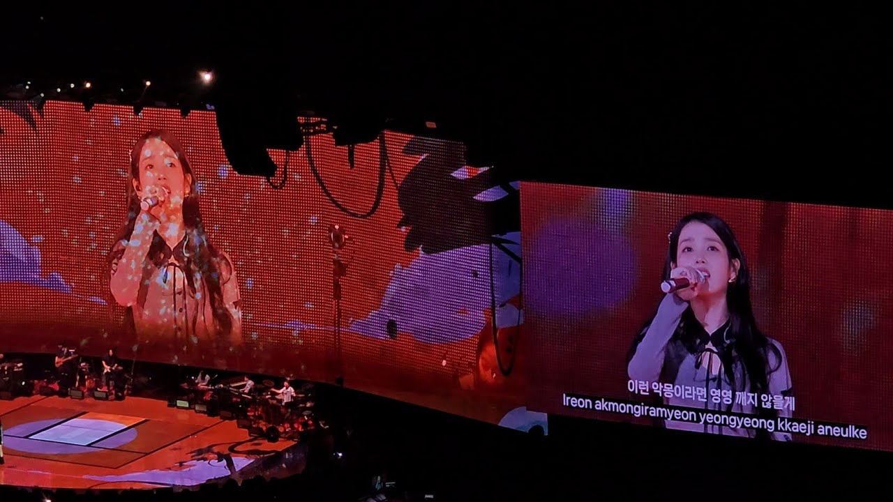 IU(아이유) singing eight (에잇) LIVE @ Philippine Arena | 4K FanCam - YouTube