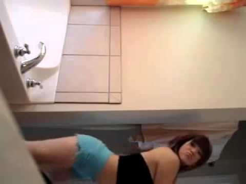 cewek cantik sexy goyang di kamar mandi