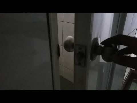 Ngintip di toilet gak terlalu jelas  tapi kelihatan toiletnya