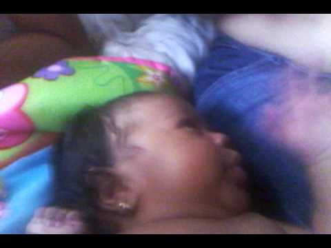 Niña de dos meses mamandose el dedo