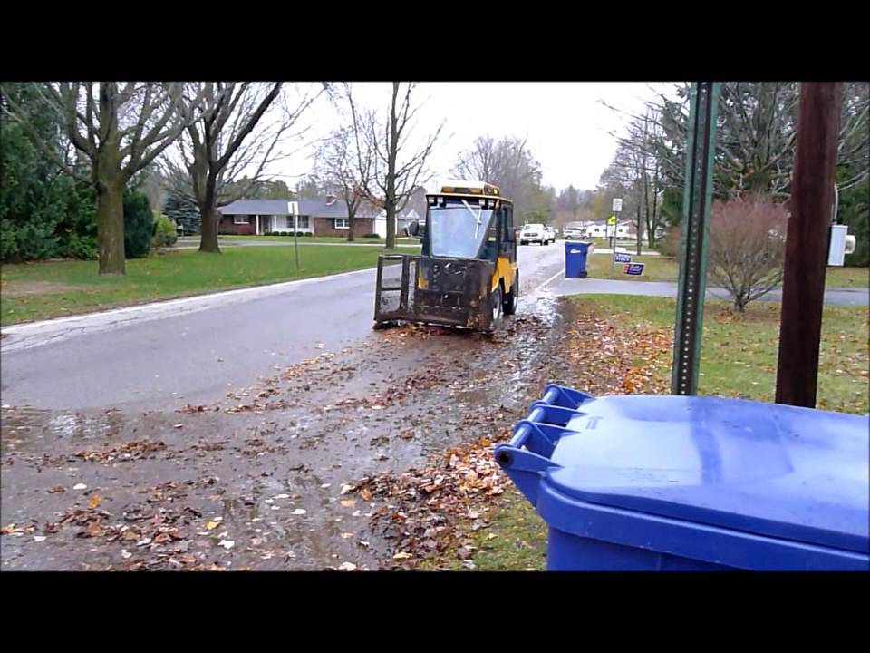 Trackless Leaf Pusher - YouTube