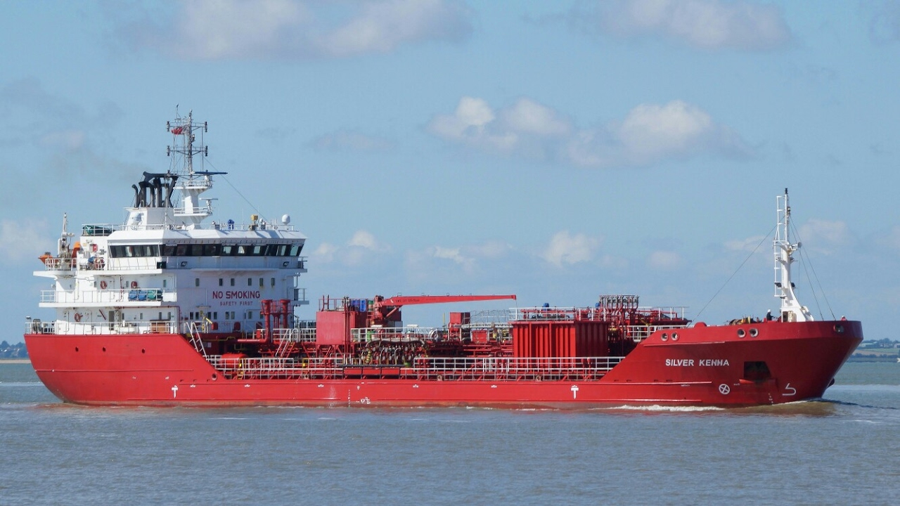oil/chemical tanker SILVER KENNA at the port of felixstowe 14/7/16 ...