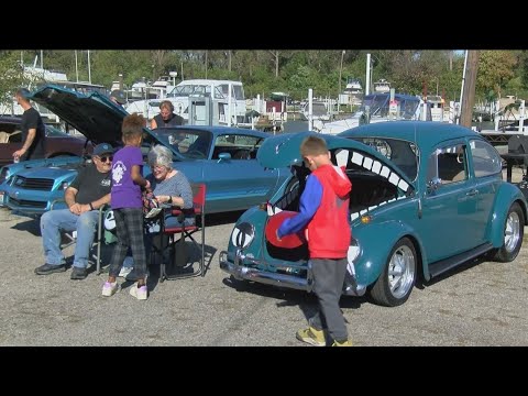 Cruisin' the Point Car Show holds trunk-or-treat event - YouTube