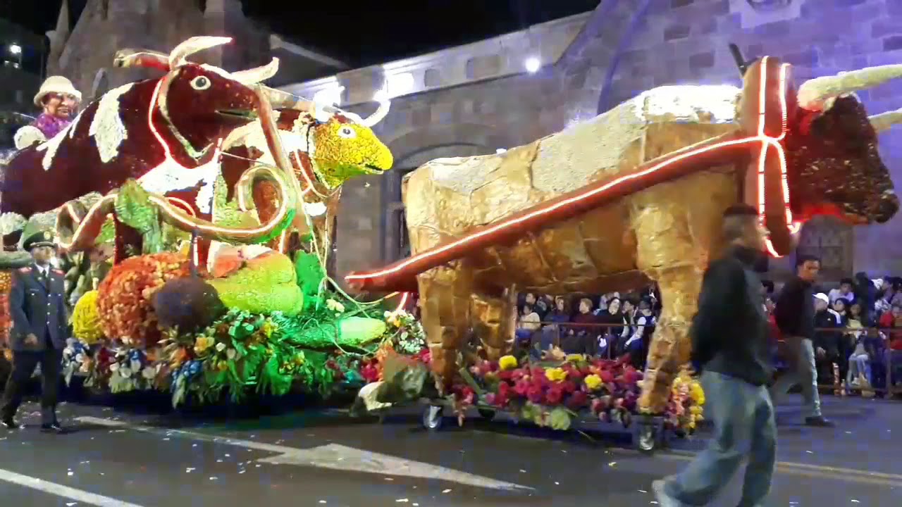 Desfile nocturo por el carnaval en Ambato 2020 - YouTube